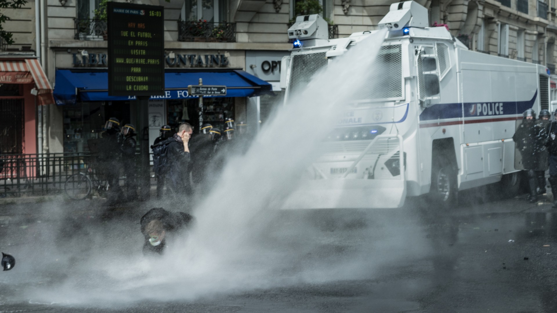 Clashes at general strike in Paris — in photos & videos | ROAR Magazine