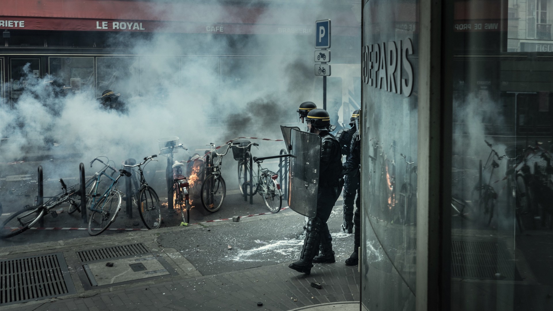 Clashes at general strike in Paris — in photos & videos | ROAR Magazine